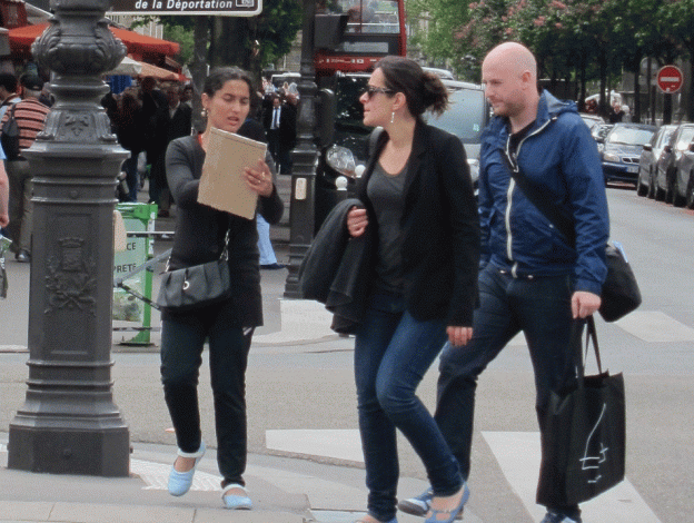 Paris, France fake petition scam, con artists target tourist